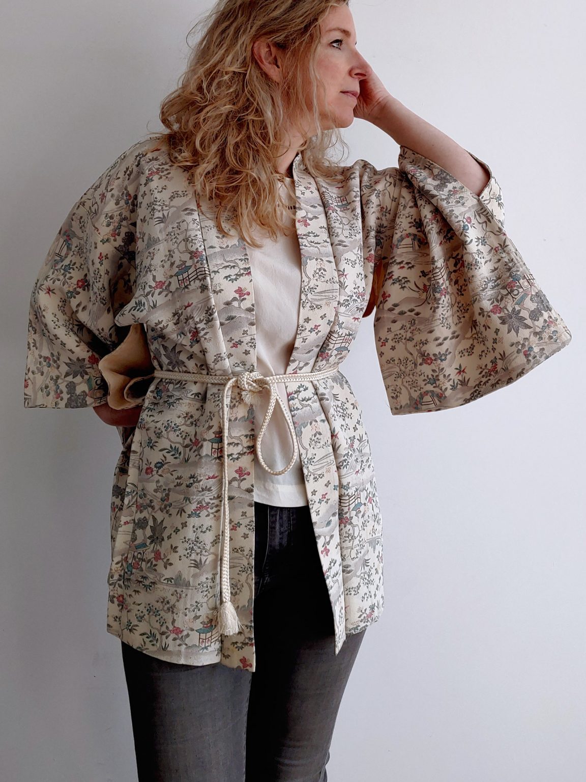 Naoki – stylish short Kimono with Japanese garden pattern - natsukashii.nl