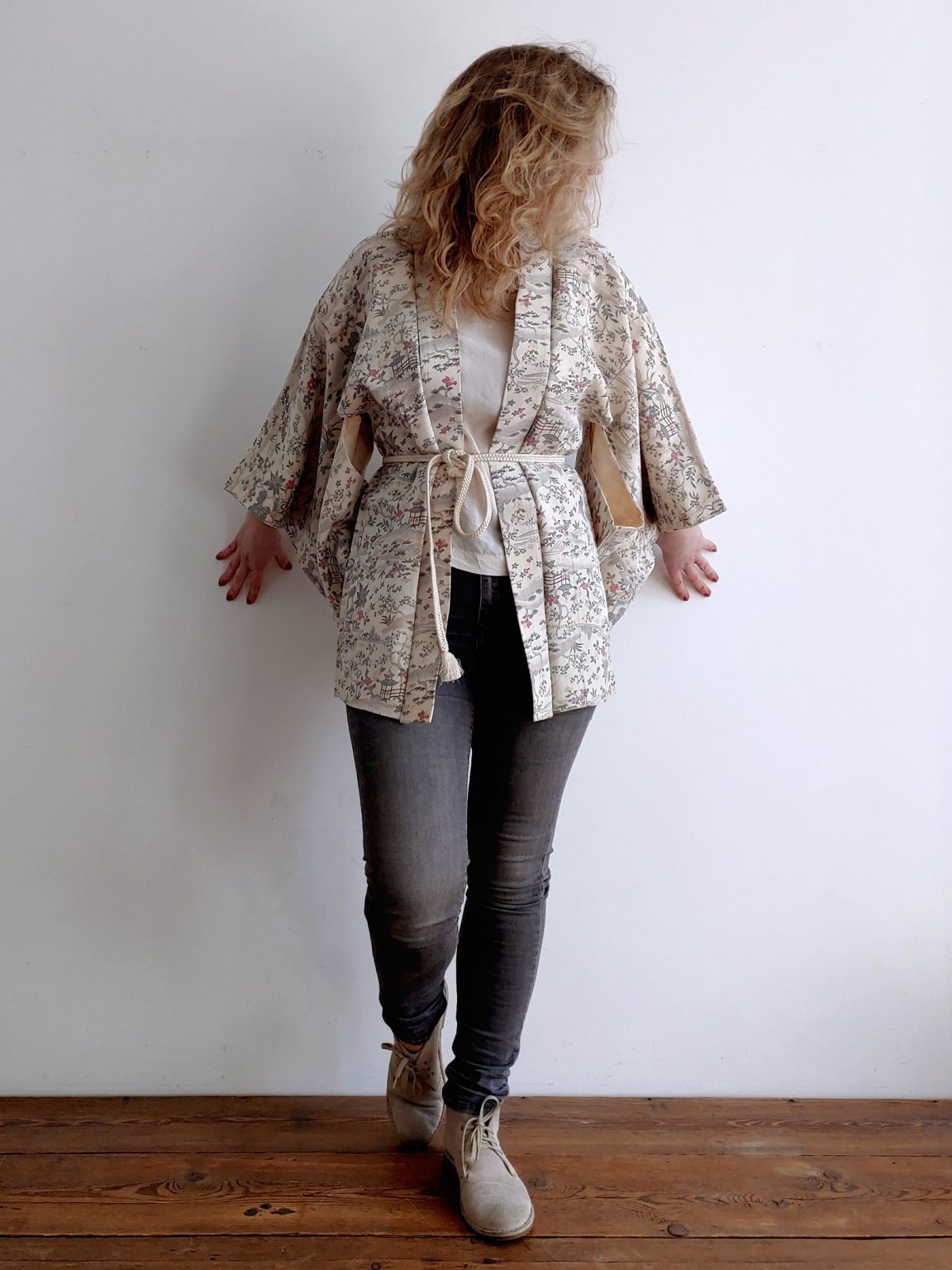 Naoki – stylish short Kimono with Japanese garden pattern - natsukashii.nl