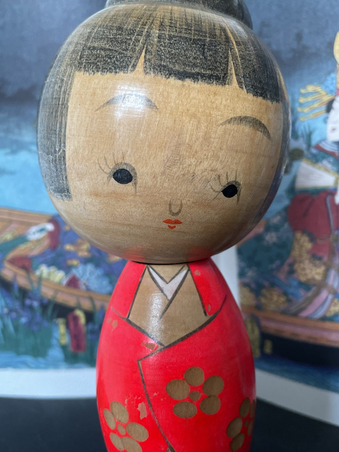 Kokeshi lady with red plum flowers - natsukashii.nlnatsukashii.nl