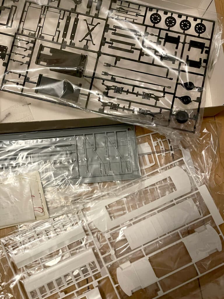 Vintage model kit of Osaka streetcar - natsukashii.nlnatsukashii.nl